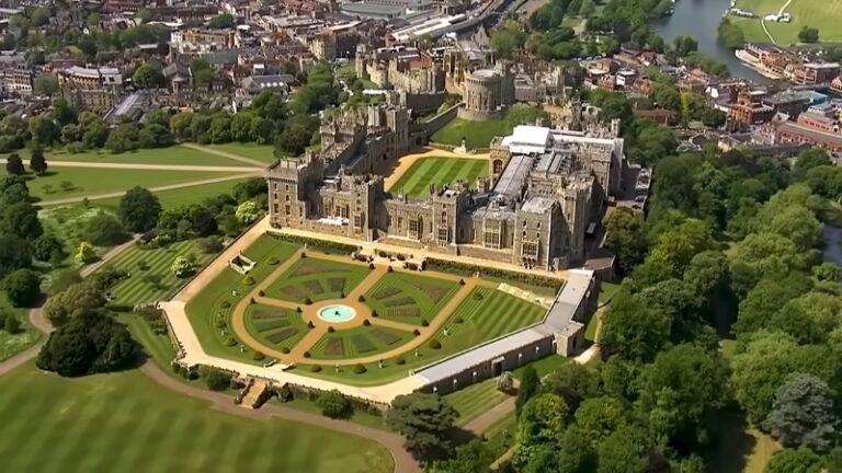 10 Largest Castles in the World - Ranked by Land Area - Mind Revolt